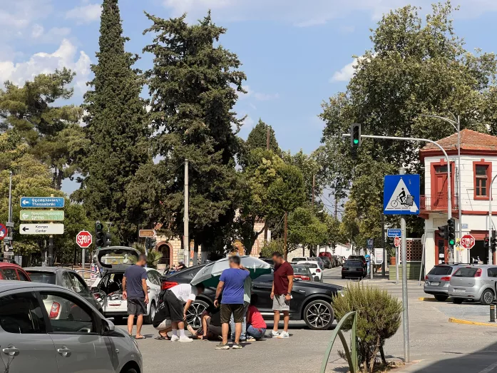 Μητέρα έπεσε από μηχανάκι που οδηγούσε η κόρη της | xronos.gr